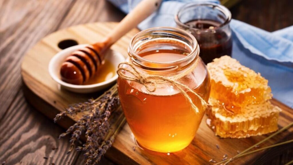 Miel vs azúcar: ¿Cuál es la mejor opción para endulzar tus alimentos? ︎